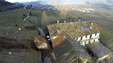 Boulder smashes through Italian farm - BBC News