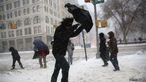 Second wave of huge snow storm hits US north-east - BBC News