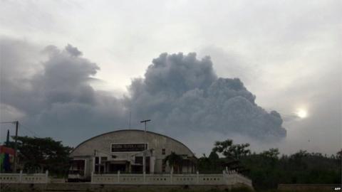 In pictures: Indonesia's Mount Kelud erupts - BBC News
