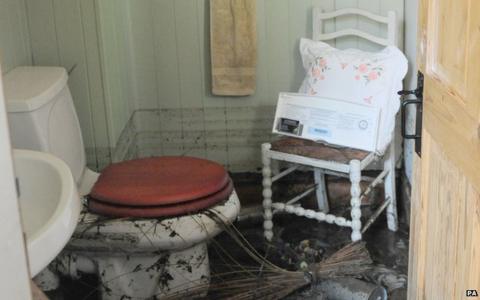 What happens to a house when the water drains away? - BBC News