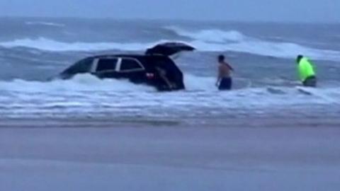 Car spotted crashing in waves on beach in St Agnes - BBC News