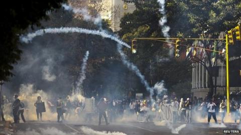 Venezuela opposition holds anti-Maduro rally in Caracas - BBC News