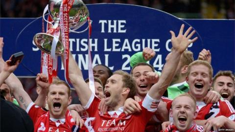 In pictures: Aberdeen win Scottish League Cup final - BBC News