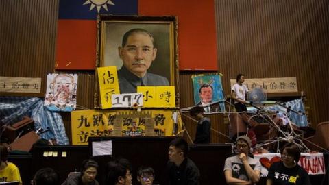 What unprecedented protest means for Taiwan - BBC News