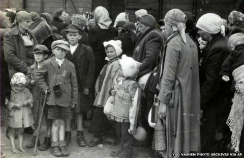 Russian Jews fear anti-Semitism amid Crimea fervour - BBC News