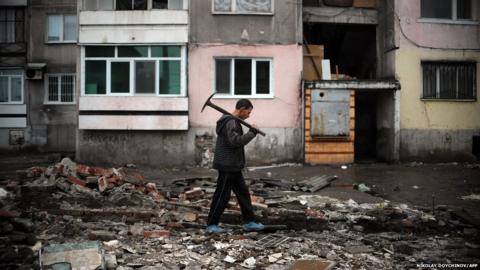 Day in pictures: 25 April 2014 - BBC News