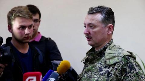 Ukraine crisis: Meeting the little green men - BBC News