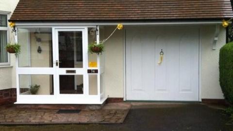 Stephen Sutton: Funeral held after Twitter 'thumbs up' - BBC News