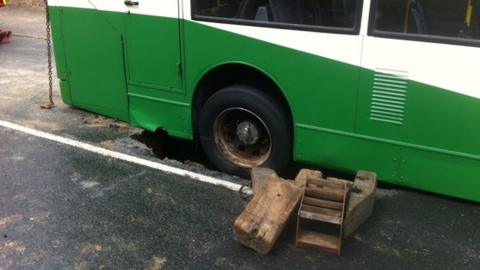 Double-decker bus stuck in hole in Holbrook - BBC News
