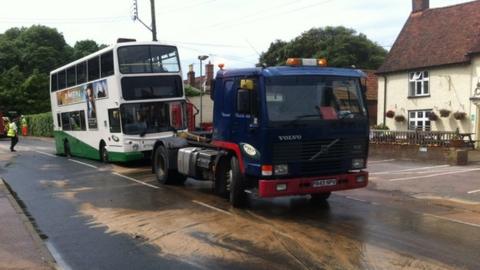 Double-decker bus stuck in hole in Holbrook - BBC News