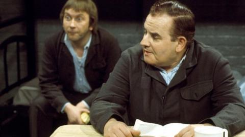 'Allo 'Allo star Sam Kelly dies at 70 - BBC News