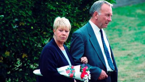 'Allo 'Allo star Sam Kelly dies at 70 - BBC News