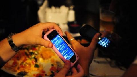 'Revenge porn' laws: Ministers urged to go further - BBC News