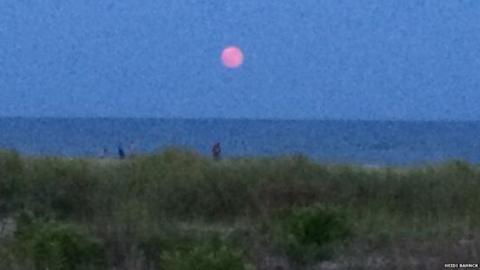 Supermoon: Your pictures of the perigee Moon - BBC News