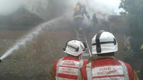 Fire breaks out in Oving pub thatched roof - BBC News