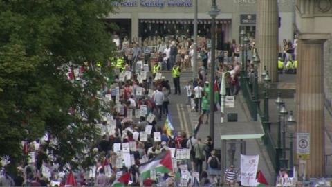 Anti-Israeli protest on the streets of Edinburgh - BBC News
