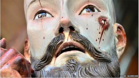 Mexico: Christ statue 'has human teeth' - BBC News