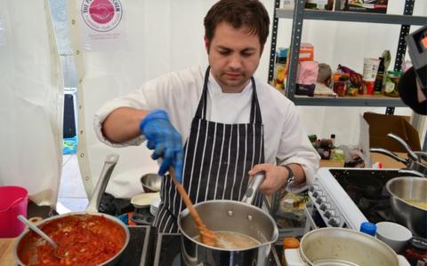 Chef Gareth Kyle beats world record for non-stop cooking - BBC News