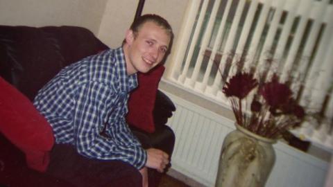 Jonathan Magee death: Eight PSNI officers disciplined - BBC News