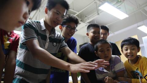 Hi-tech classes for Chinese children - BBC News