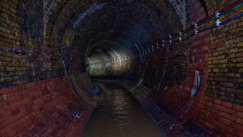 The lost rivers that lie beneath London - BBC News