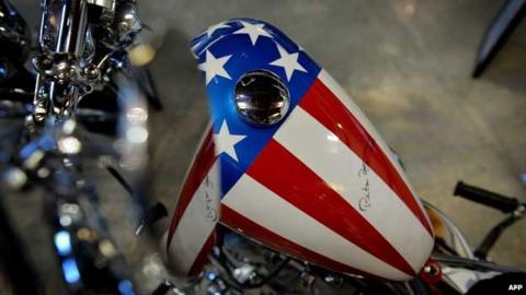 Easy Rider motorcycle auctioned for $1.35m - BBC News