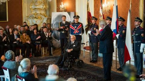 Nicholas Winton honoured by Czechs for saving children from Nazis - BBC ...