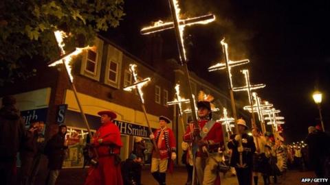 Lewes holds largest bonfire celebration - BBC News
