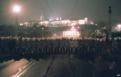 Czech Republic Slovakia: Velvet Revolution at 25 - BBC News