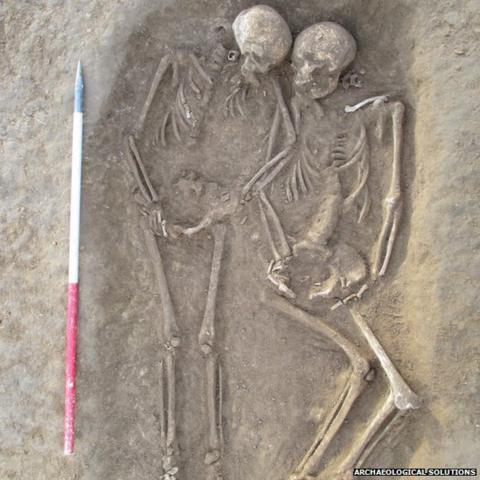 Anglo-Saxon skeletons found in Suffolk dig - BBC News