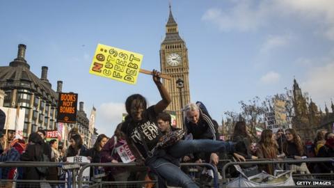 London student demonstration sees arrests and scuffles - BBC News