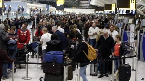 Airport disruption: Flights recover after Nats system failure - BBC News