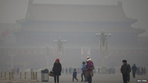 China pollution: Beijing smog hits hazardous levels - BBC News