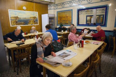 Cafe culture: The survival of the traditional British 'caff' - BBC News
