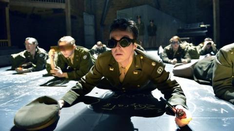 Staging Oppenheimer's nuclear story - BBC News