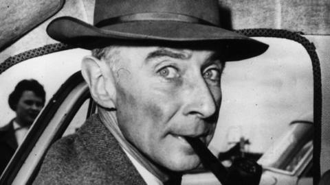 Staging Oppenheimer's nuclear story - BBC News