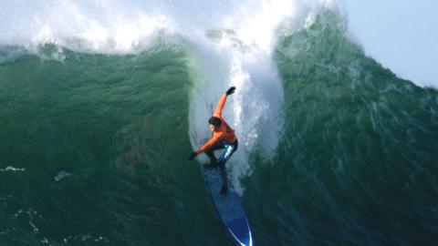 In pictures: Kiwi waves slam California coast - BBC News