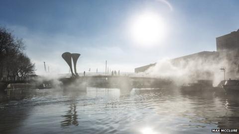'Fog bridge' created across Bristol harbourside - BBC News