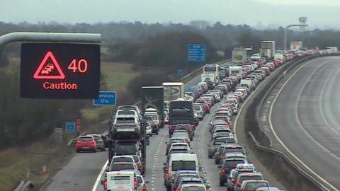About 40 vehicles in M40 fatal crash in Oxfordshire - BBC News
