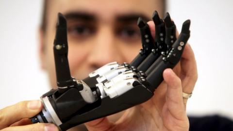 Bionic hand 'sees and grabs' objects automatically - BBC News