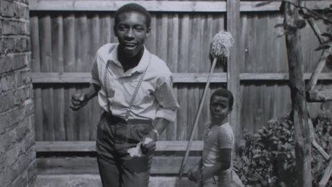 'Go home Polish' graffiti prompts photographer's 1,200-mile walk - BBC News