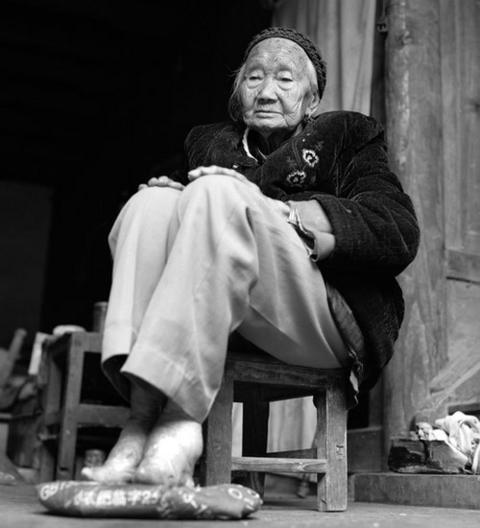 Big lives, small feet: Photographing China's bound women - BBC News
