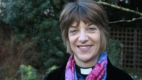 Former Bishop of Gloucester Michael Perham dies - BBC News