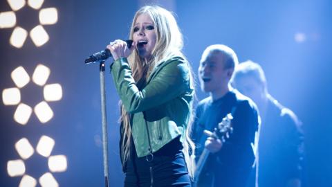 Avril Lavigne says she 'accepted death' before new song - BBC News