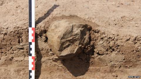 Oldest stone tools pre-date earliest humans - BBC News