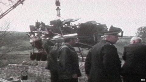 Dibbles Bridge coach crash 40th anniversary marked - BBC News