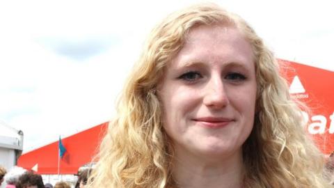 Ffion Williams yn ennill y Fedal Ddrama - BBC Cymru Fyw