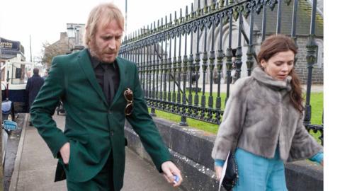 In pictures: Stereophonics' Kelly Jones marries in Ireland - BBC News