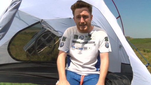 Runner Kevin Carr completes round-the-world record attempt - BBC News