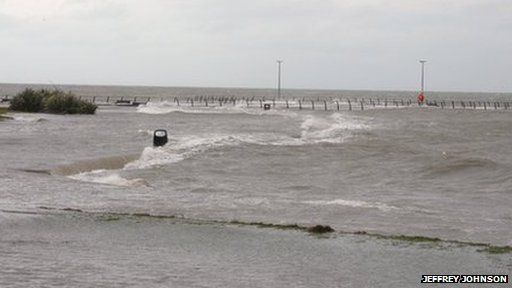 NI floods warning: Coastal areas hit but Belfast escapes - BBC News
